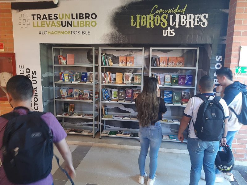 En la Comunidad Libros Libres: traes un libro llevas un libro ...