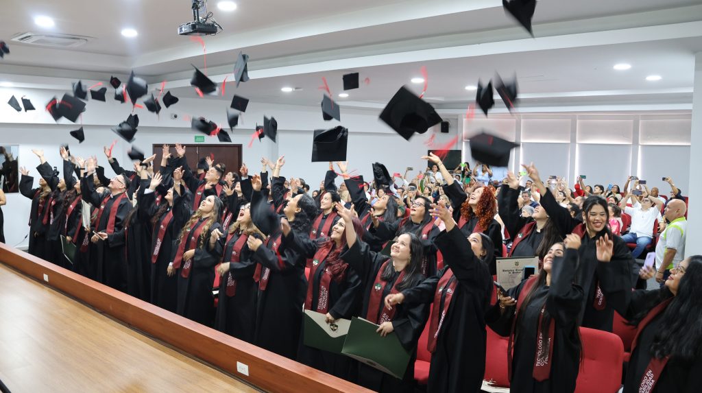 110 estudiantes de la modalidad virtual recibieron su título como ...